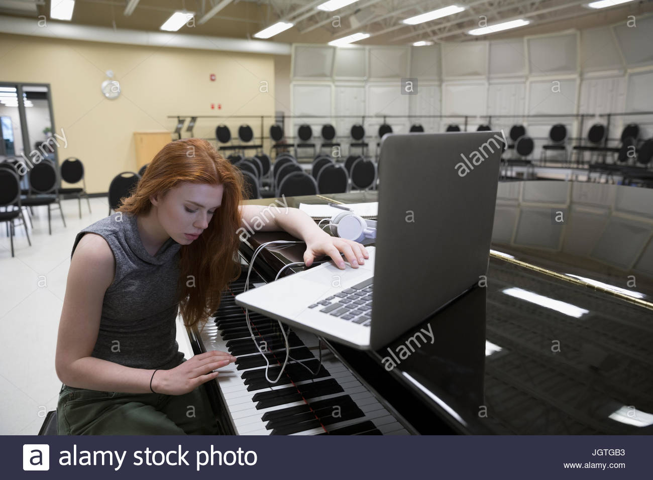 Mädchen üben klavier -Fotos und -Bildmaterial in hoher Auflösung – Alamy