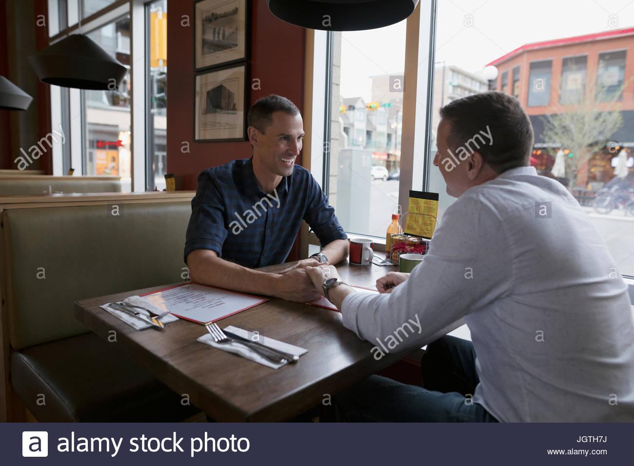 Mann an einem stand Stockfotos und -bilder Kaufen - Alamy