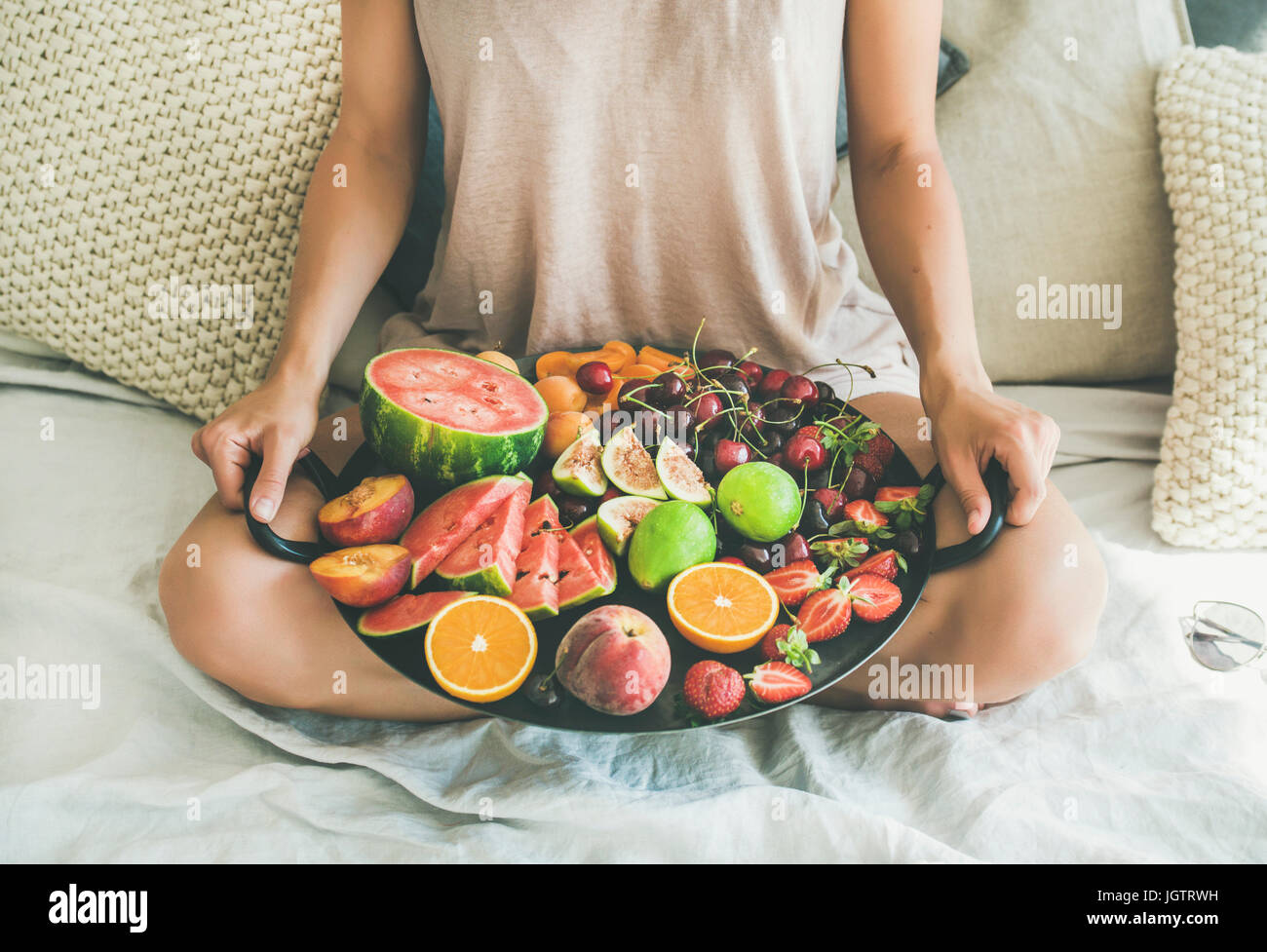 Sommer gesunde vegane sauber Essen Frühstück im Bettenkonzept. Junge ...
