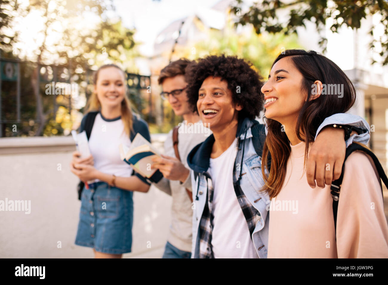 Glückliche menschen im freien -Fotos und -Bildmaterial in hoher ...