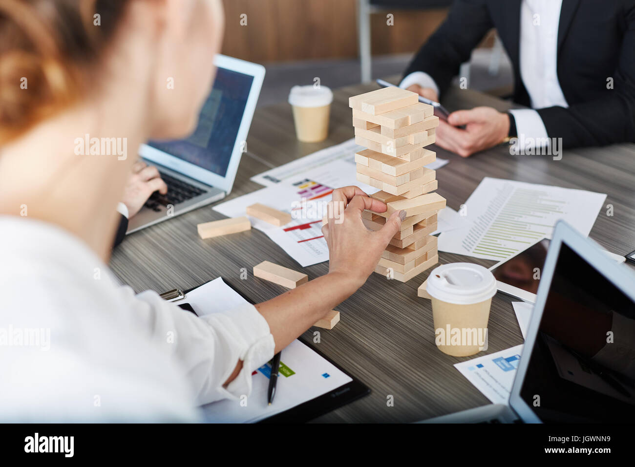 Team von Geschäftsleuten bauen eine Holzkonstruktion. Konzept der ...