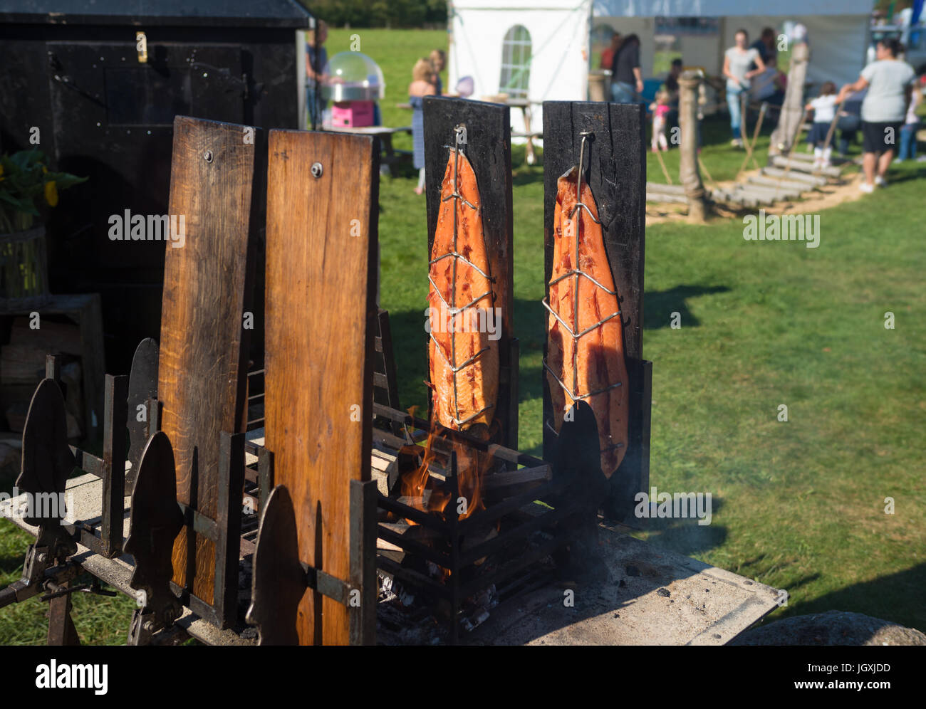 Fisch wird geraucht -Fotos und -Bildmaterial in hoher Auflösung – Alamy