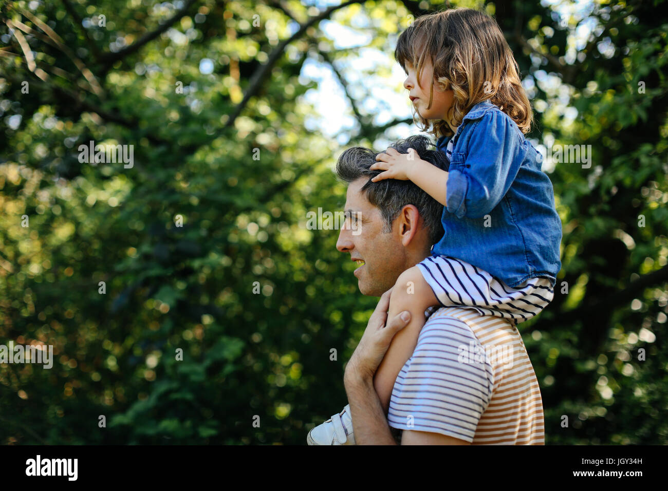 Kind huckepack -Fotos und -Bildmaterial in hoher Auflösung – Alamy