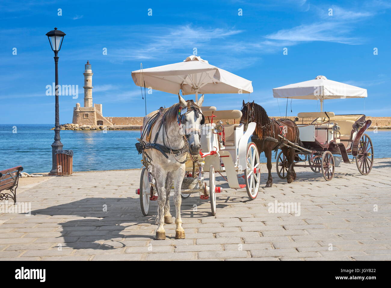 Kutsche mit Pferd, Leuchtturm im Hintergrund, Altstadt von Chania ...