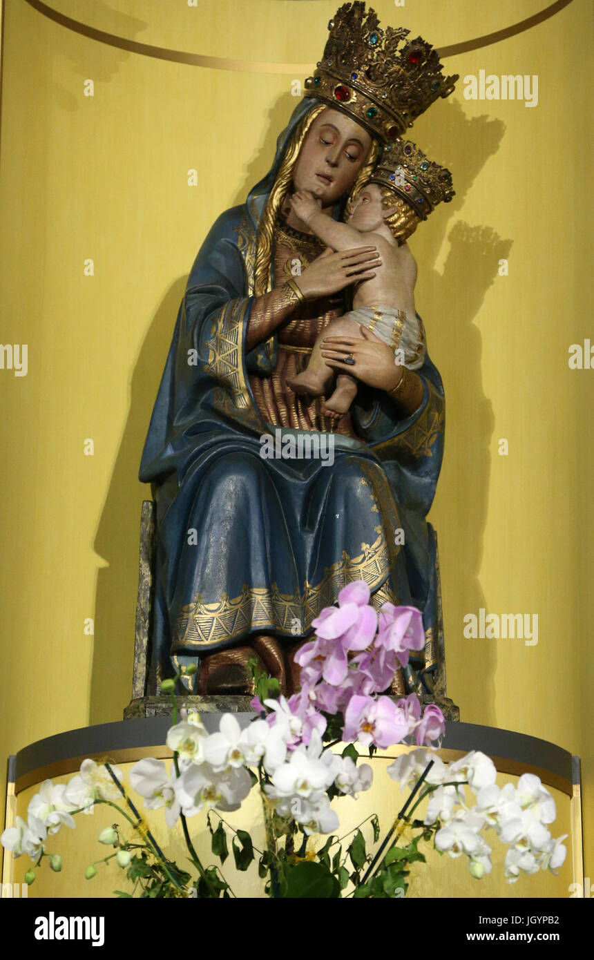 Wallfahrtskirche Madonna del Sasso. Jungfrau und Kind Statue. Orselina. Schweiz Stockfotografie ...