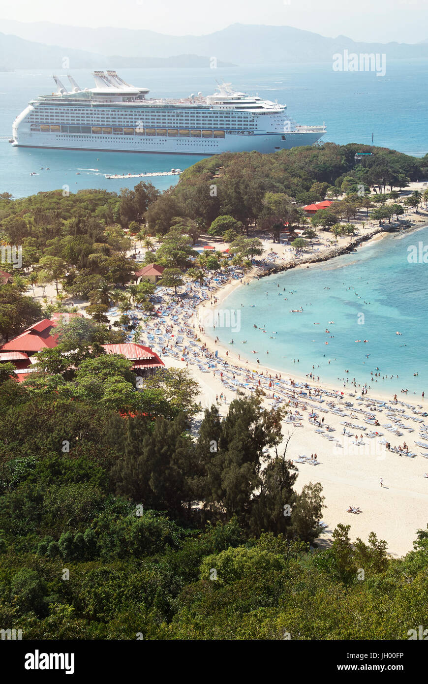 Menschen am strand antenne -Fotos und -Bildmaterial in hoher Auflösung ...