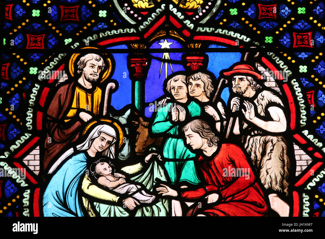 Kirche des Heiligen Herzen Jesu. Glasmalerei-Fenster. Die Geburt Christi. Anbetung der Hirten ...