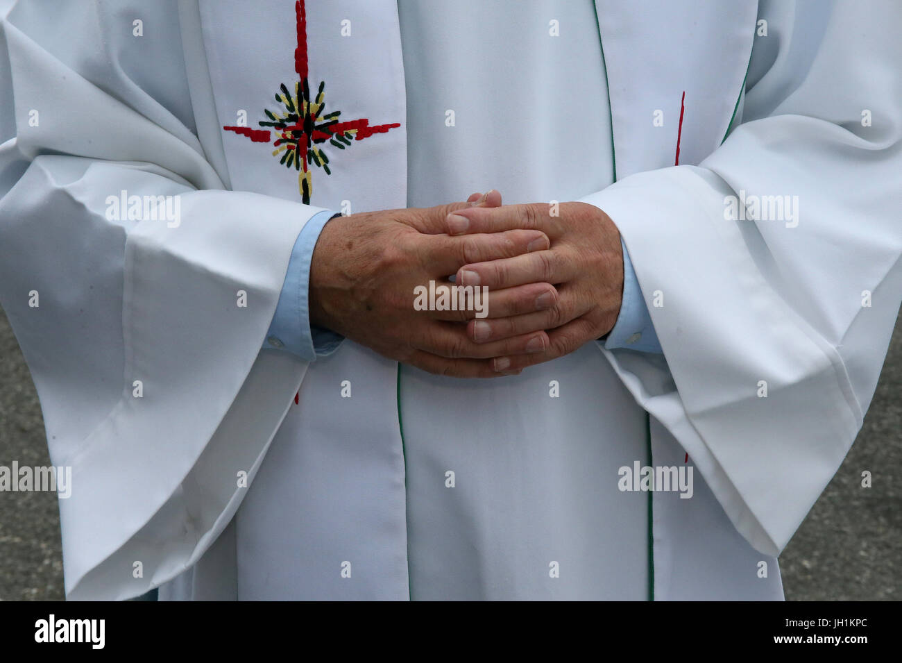 Geistlicher priester -Fotos und -Bildmaterial in hoher Auflösung – Alamy