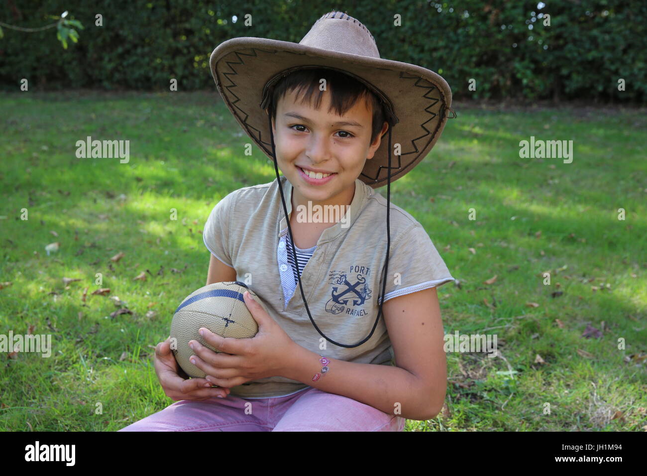 Junge mit einem ball -Fotos und -Bildmaterial in hoher Auflösung – Alamy