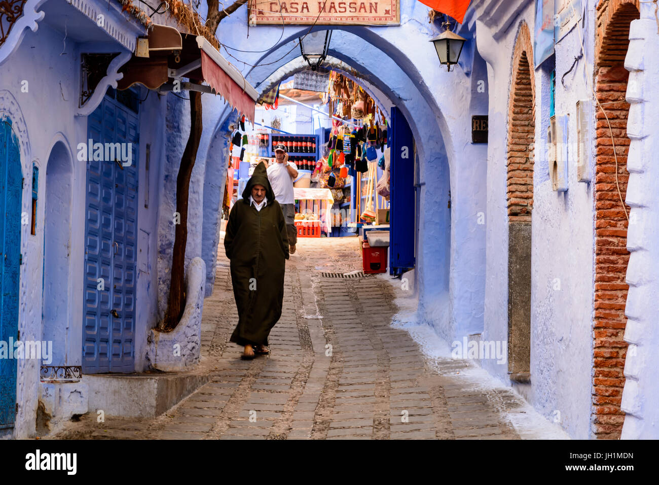 Chefchaouen, Marokko - 17. Oktober 2013: Ein marokkanischen Mann in ...