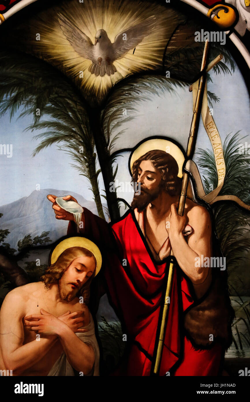 Die Pfarrei Kirche von Stresa, Santi Ambrogio und Theodolo. Glasfenster ...