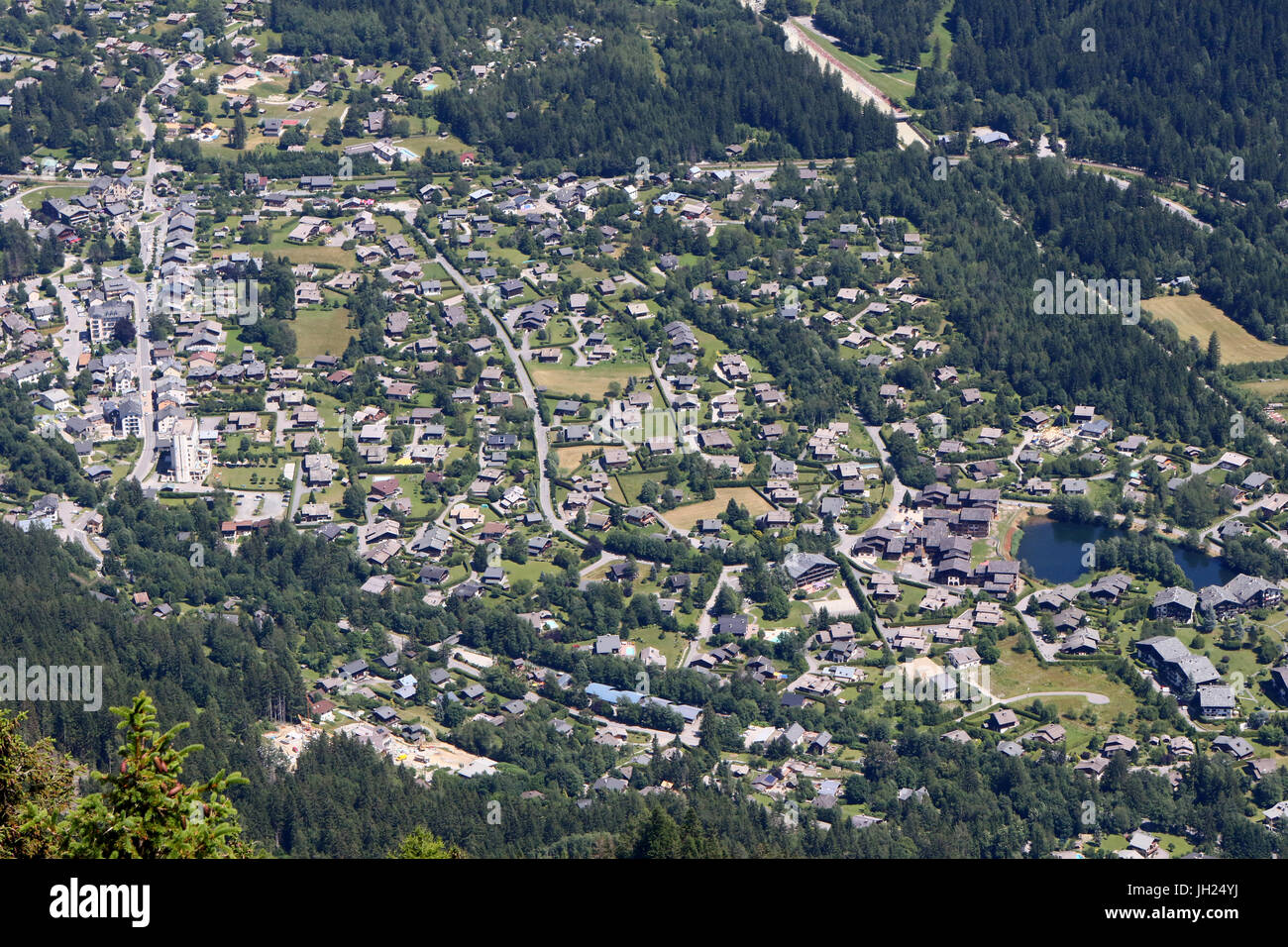 Französische Alpen. Mont-Blanc-Massiv. Stadt von Chamonix im Sommer ...