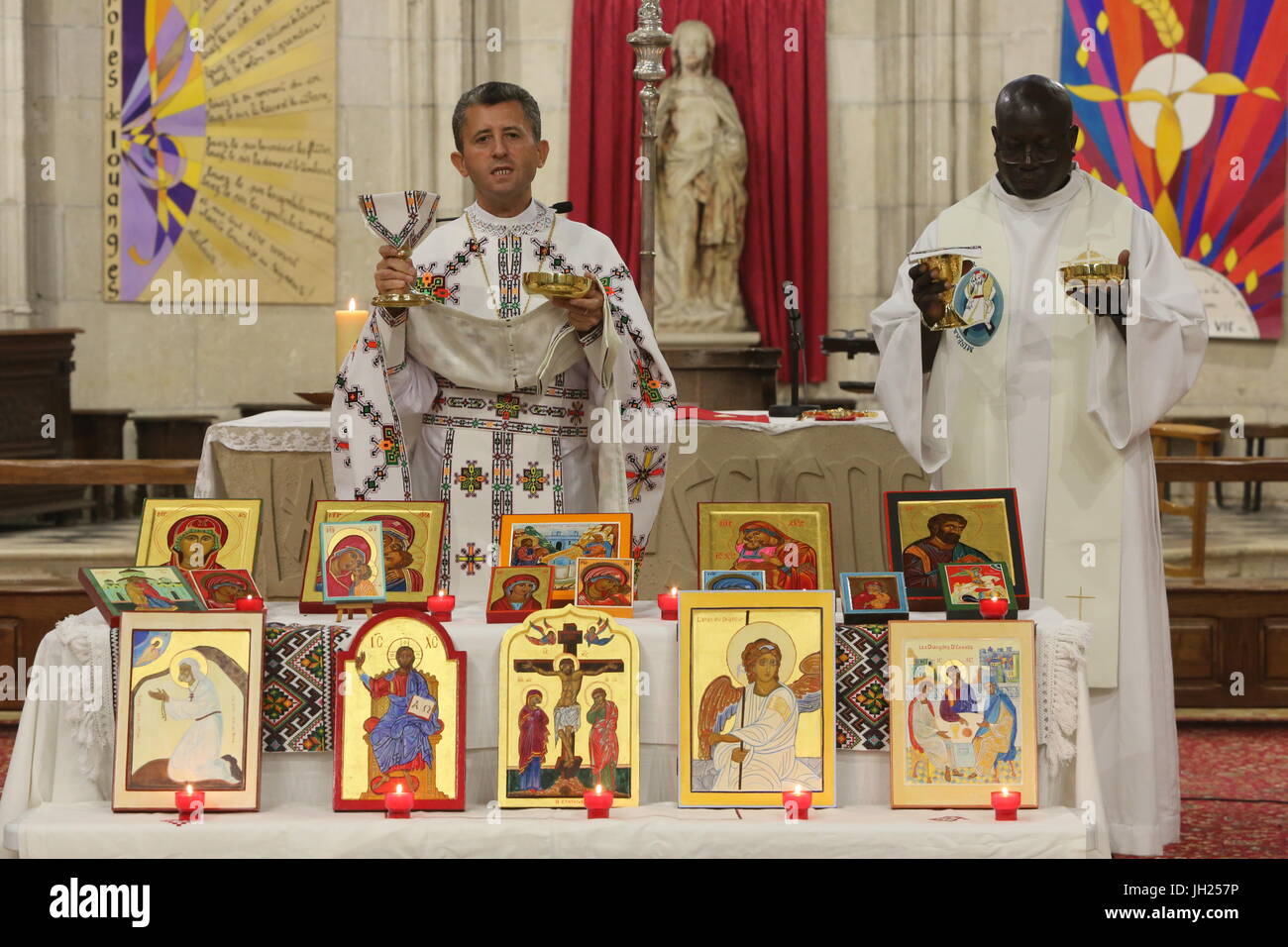 Französische katholische kirchenpriester -Fotos und -Bildmaterial in ...