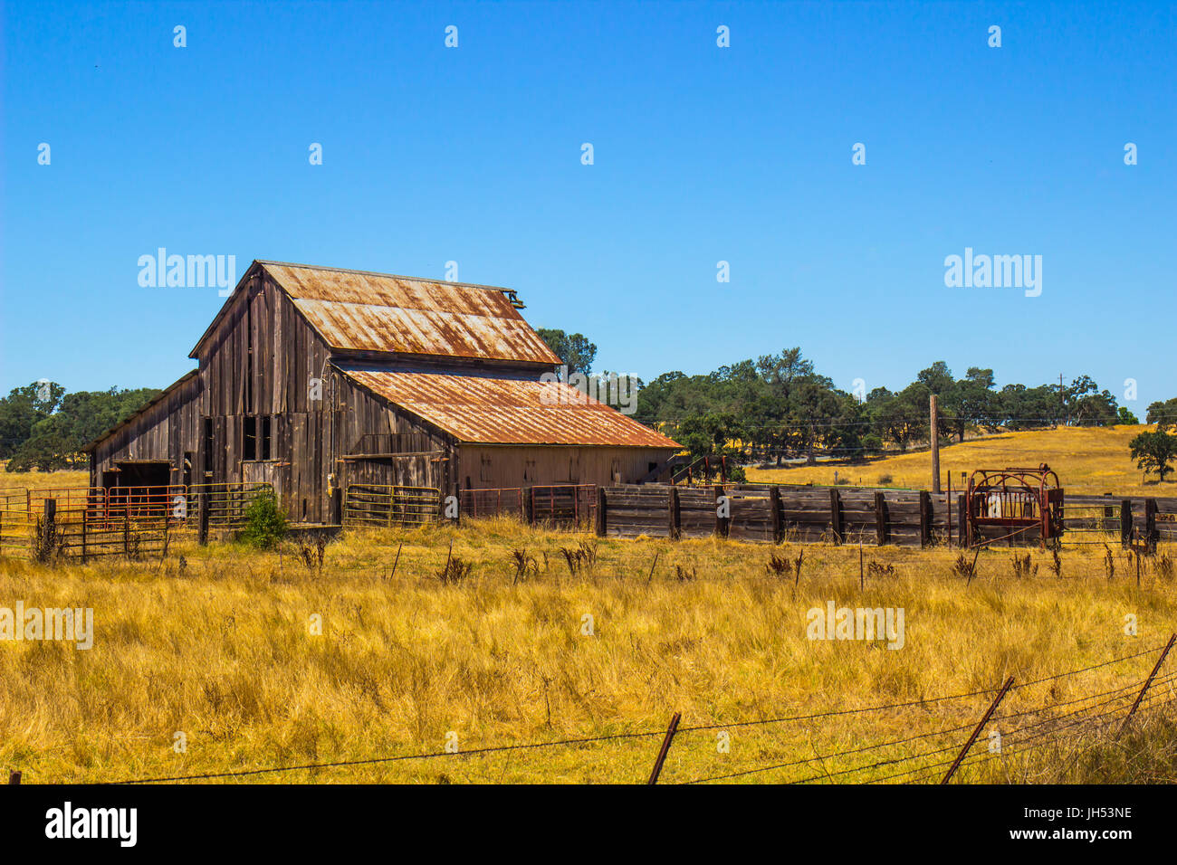 Vintage Holz Scheune mit verrosteten Blechdach Stockfotografie - Alamy