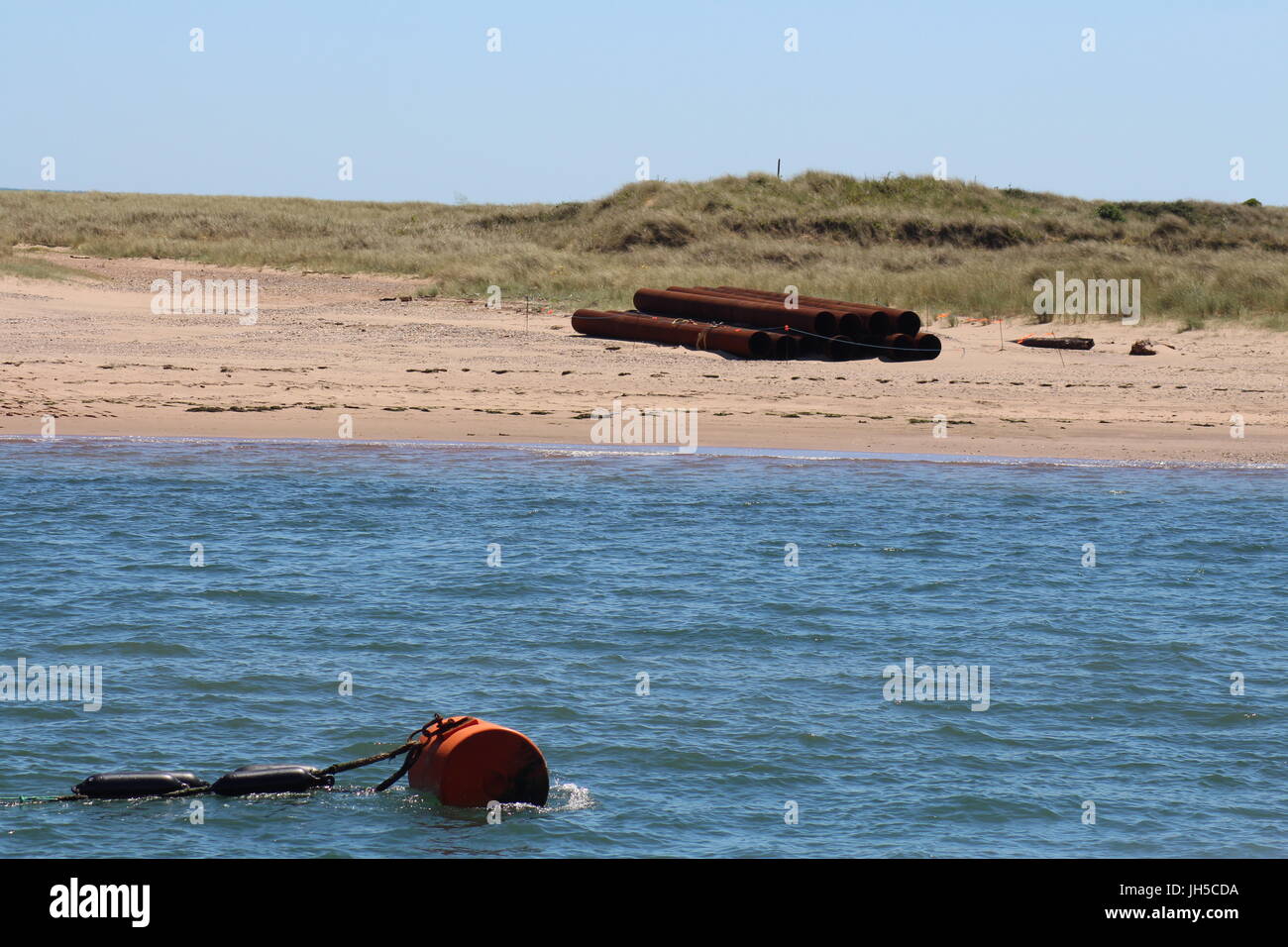 rostige Metallrohre auf Rohre, rostige Rohre, Rohre am Strand, Strand ...