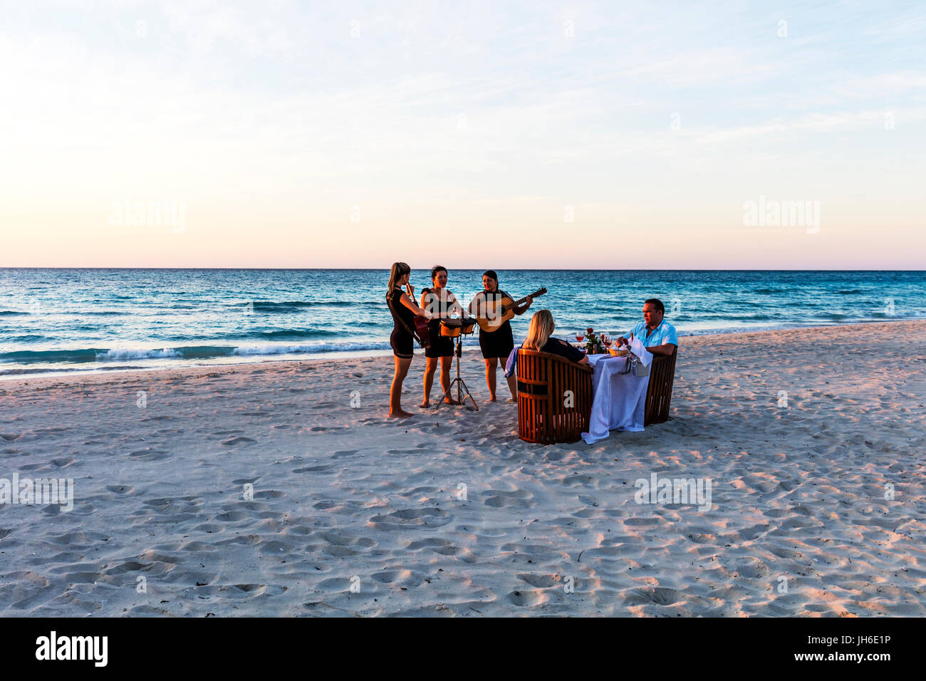 Serenade, Ständchen, Serenade am Strand, romantische Abendessen ...
