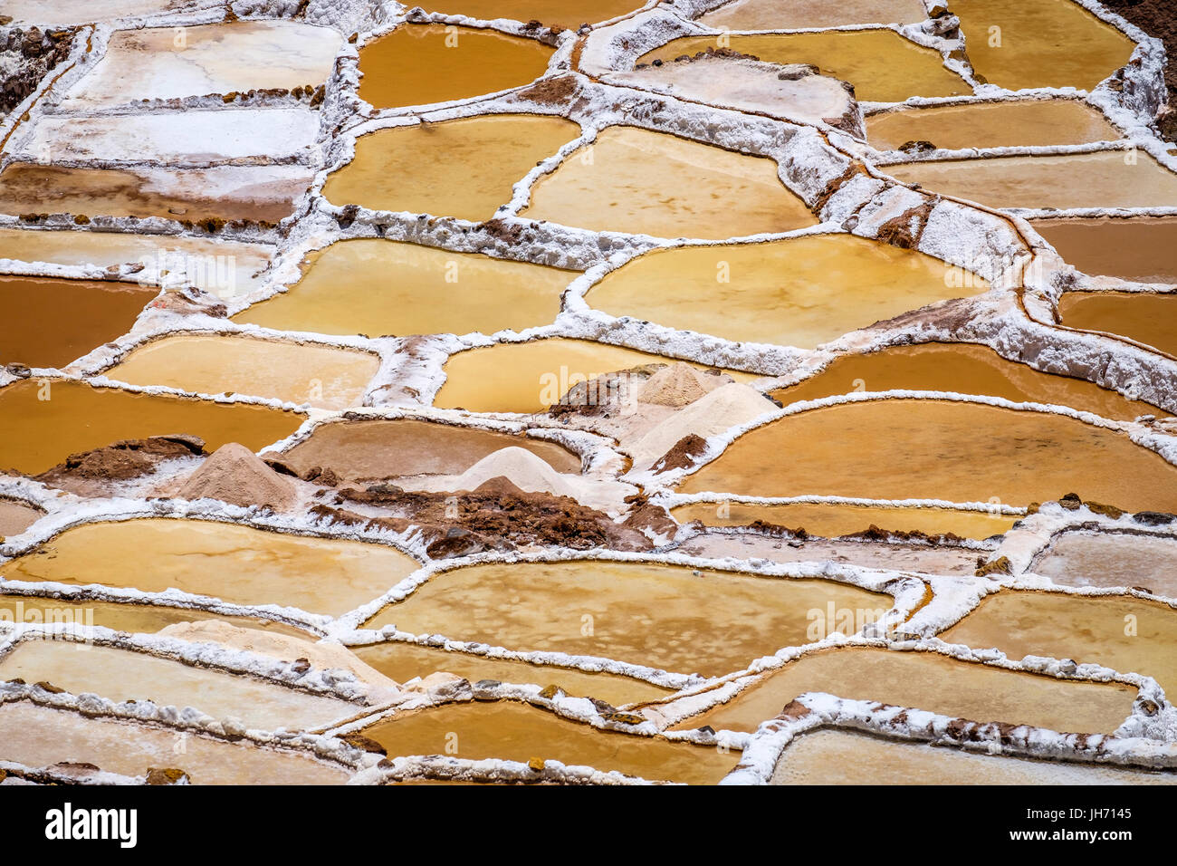 MARAS, PERU - ca. Oktober 2015: Marasal Salz-Ebenen in der Nähe von ...