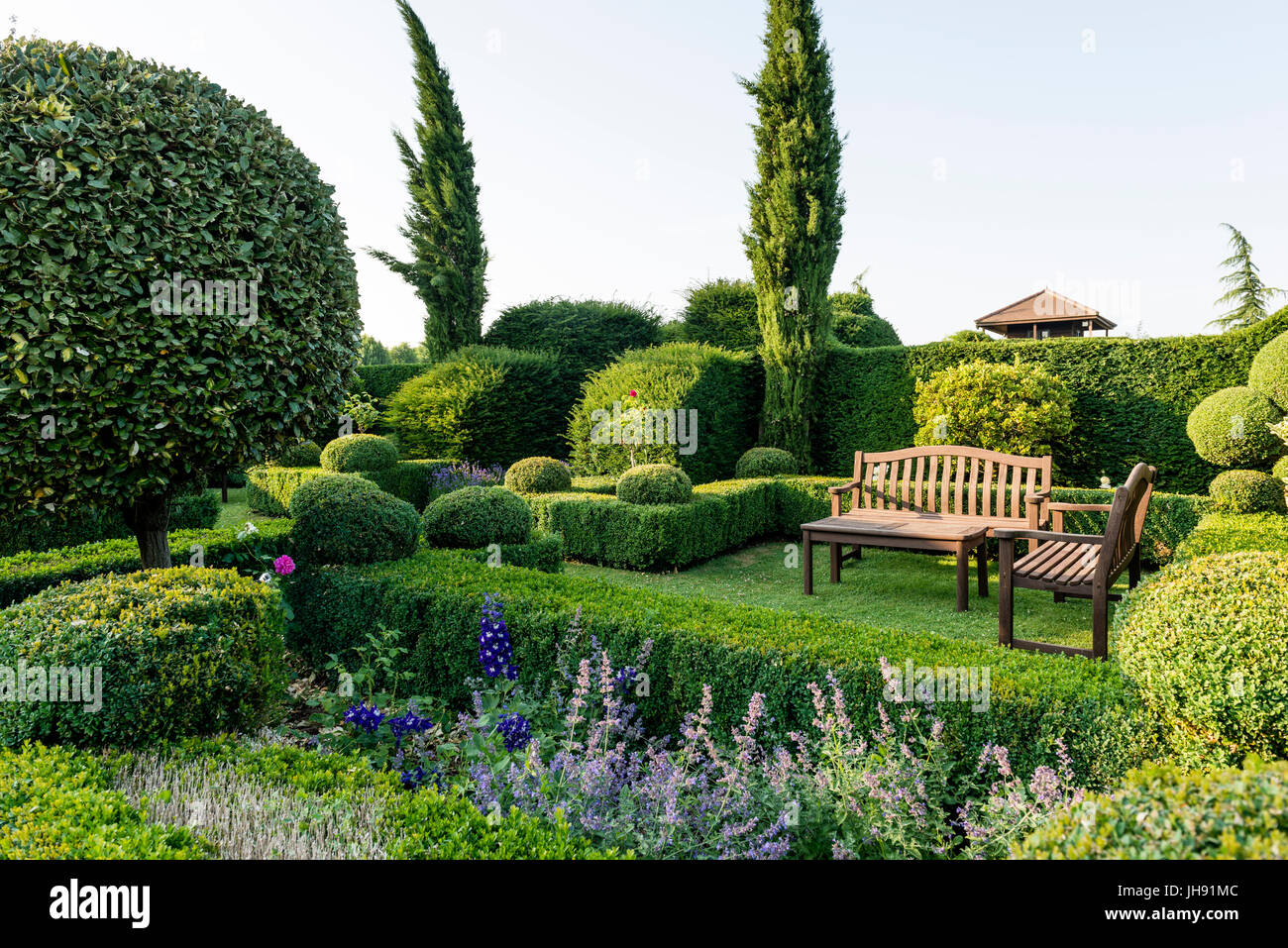 Bank im garten -Fotos und -Bildmaterial in hoher Auflösung – Alamy