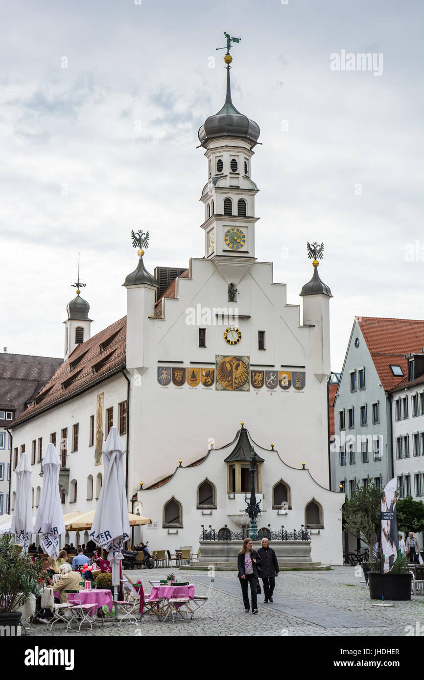 KEMPTEN, Deutschland - Juni 9: Menschen am historischen Rathaus von ...