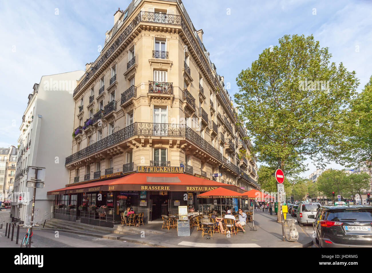 Menschen Essen und trinken im Restaurant an der Ecke der Straße in ...