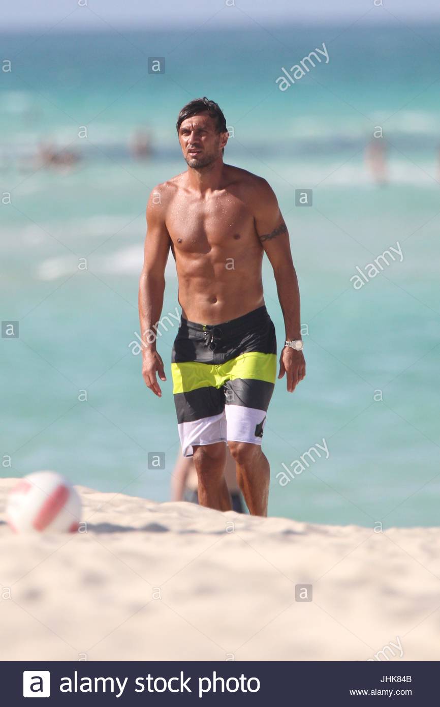 Paolo Maldini Italy Ac Milan Stockfotos & Paolo Maldini Italy Ac Milan ...