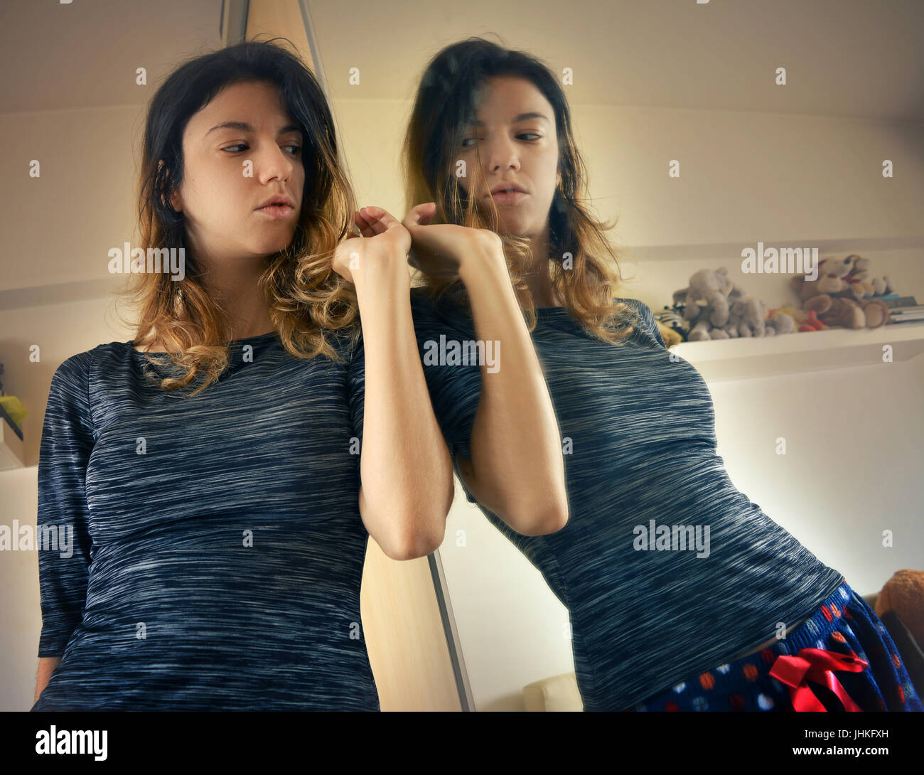 Anorexia mirror girl -Fotos und -Bildmaterial in hoher Auflösung – Alamy