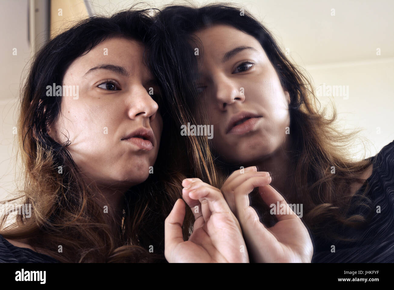 Anorexia mirror girl -Fotos und -Bildmaterial in hoher Auflösung – Alamy