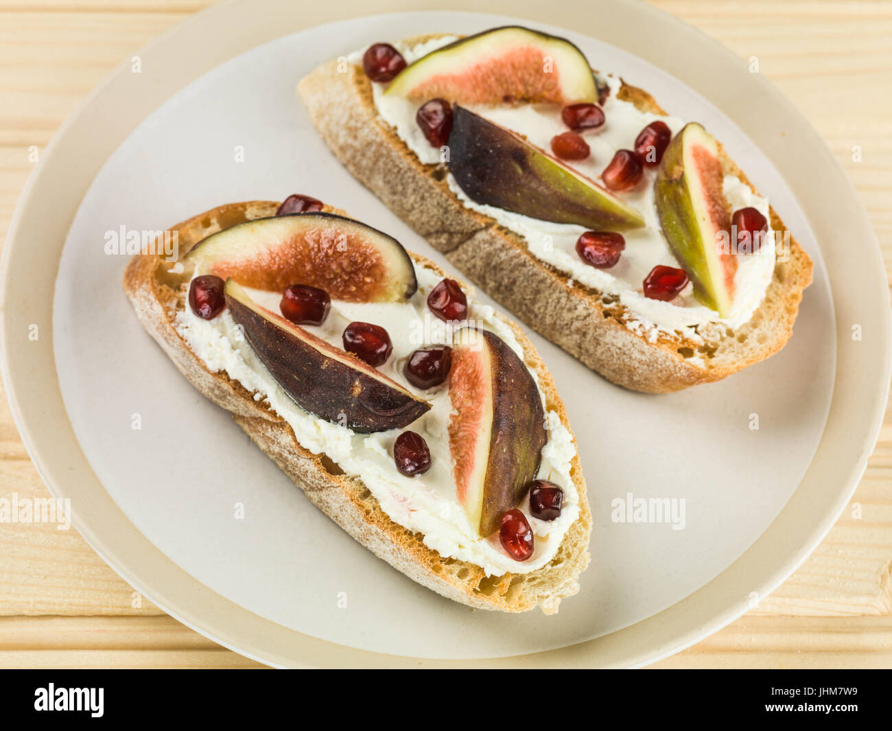 Weicher Ricotta-Käse mit Feigen und Granatapfel Samen auf geröstetem ...