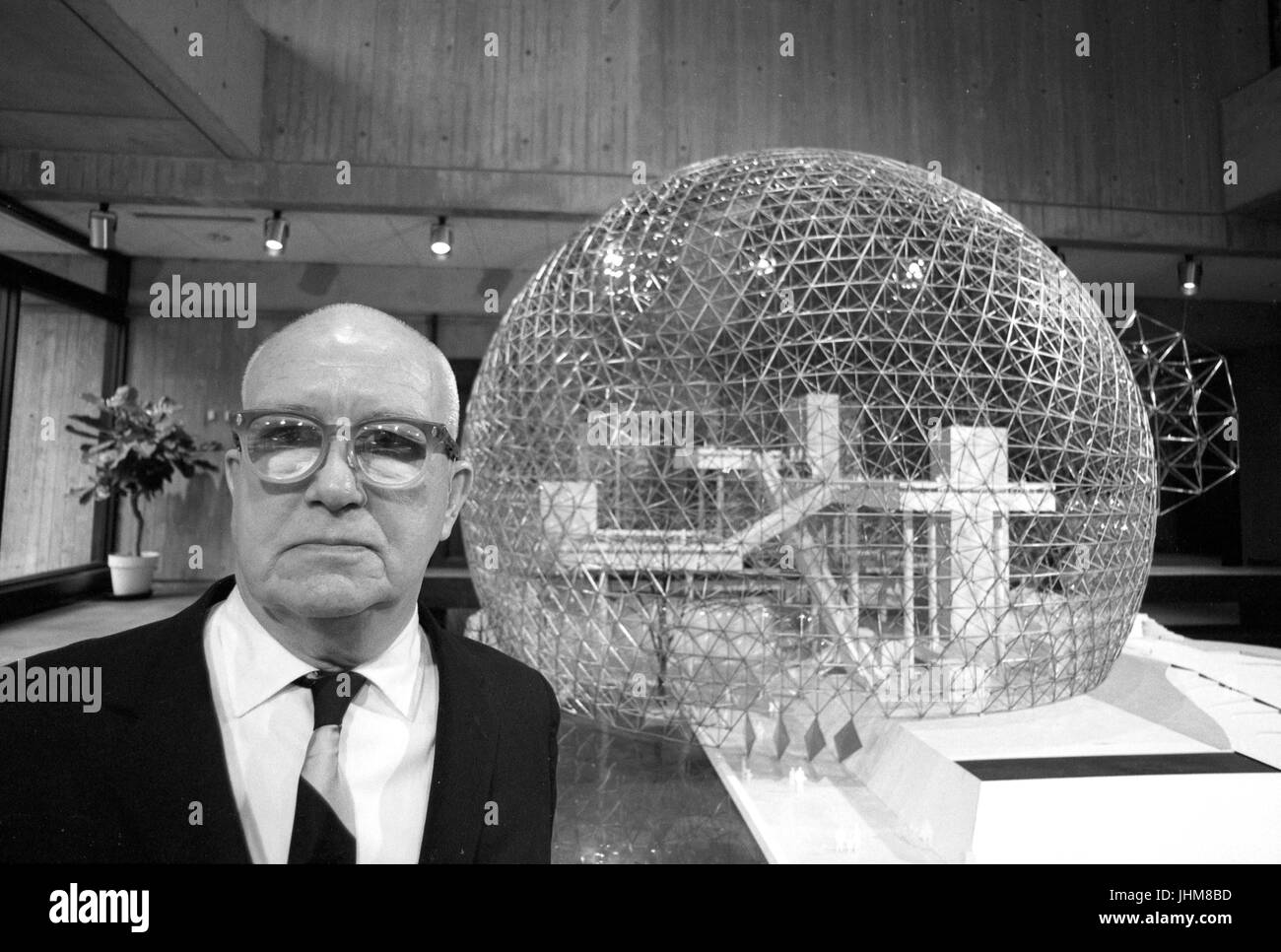 Buckminster Fuller mit einem Modell der Biosphäre für die kanadischen ...