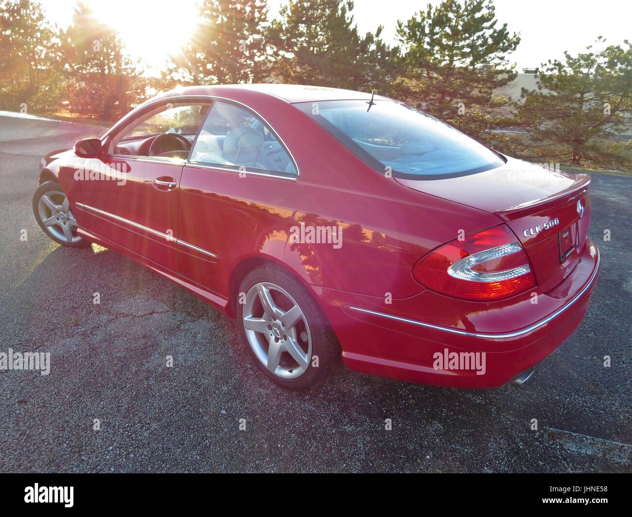 Roter mercedes benz -Fotos und -Bildmaterial in hoher Auflösung – Alamy