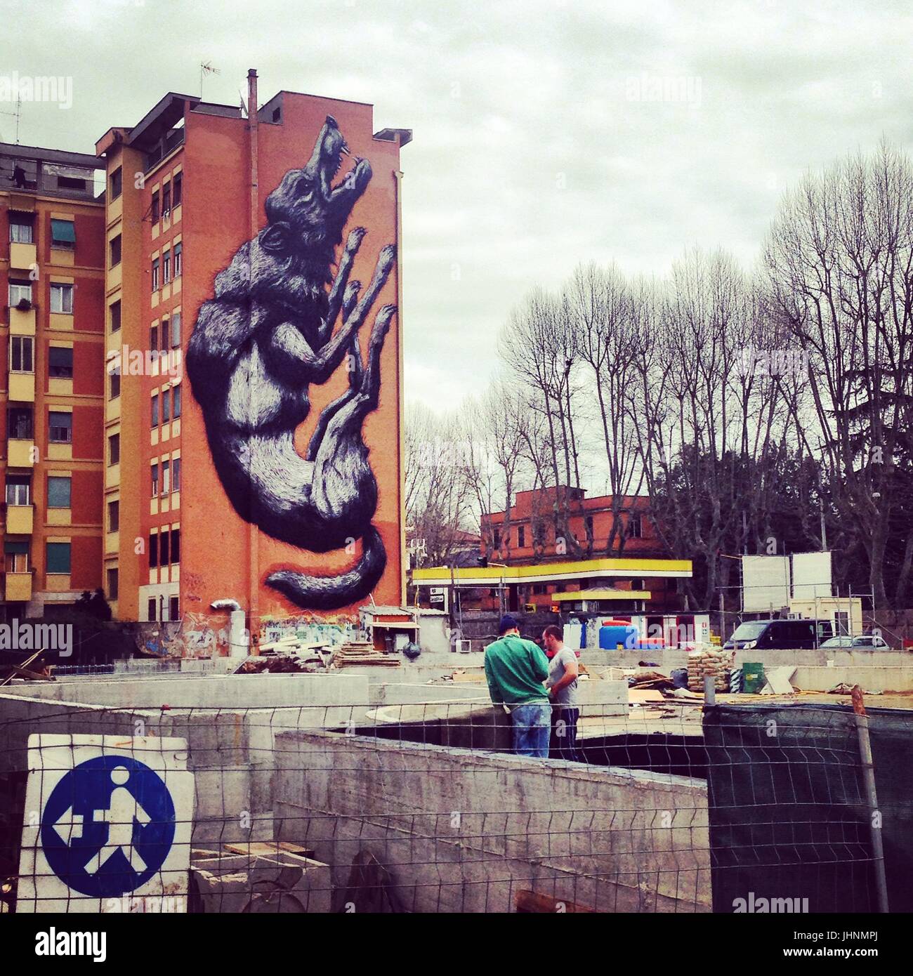 Jumping wolf -Fotos und -Bildmaterial in hoher Auflösung – Alamy