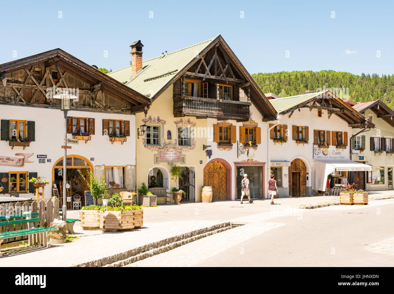MITTENWALD, Deutschland - 27 Mai: Touristen in der historischen ...