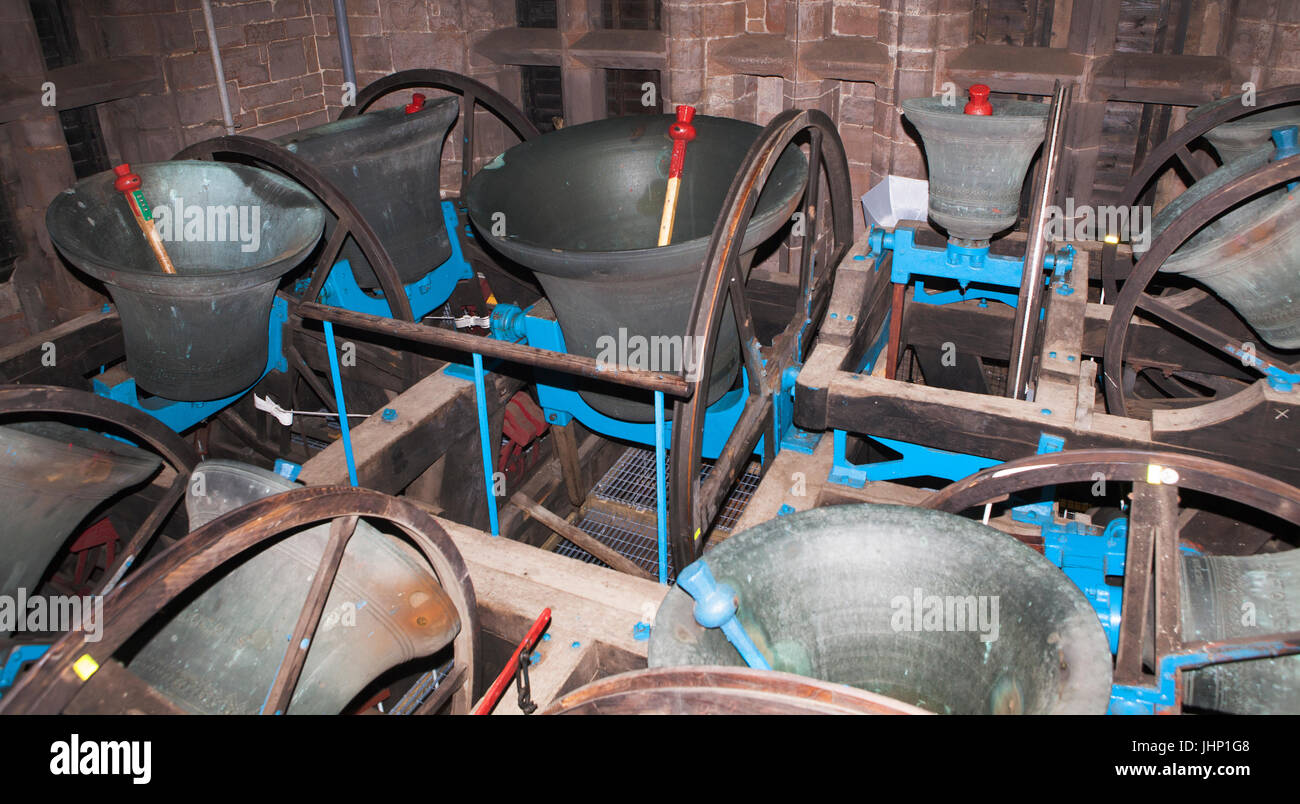 Der Turm enthält einen Ring von 12 Glocken, plus 3 Halbton Glocken und ...