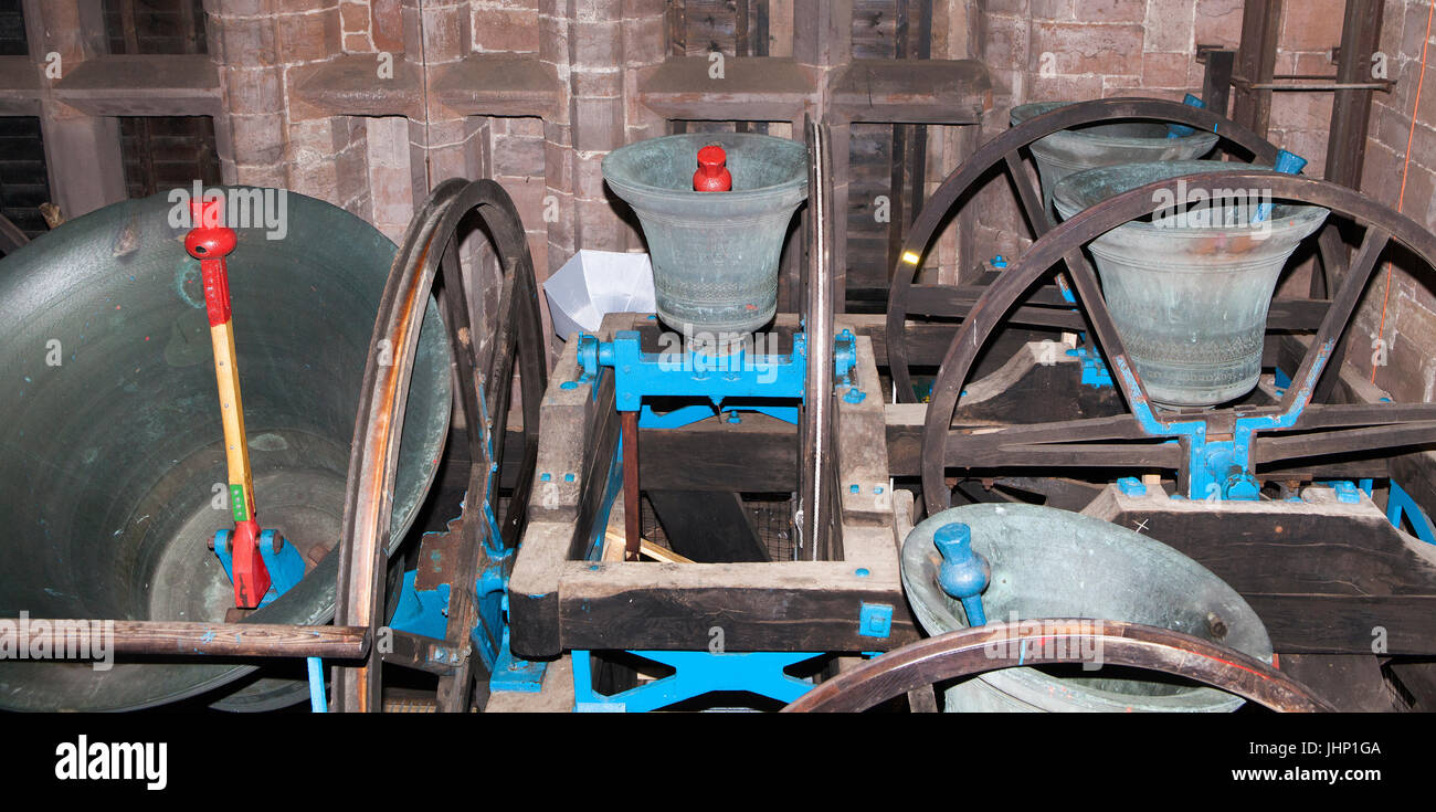 Der Turm enthält einen Ring von 12 Glocken, plus 3 Halbton Glocken und ...