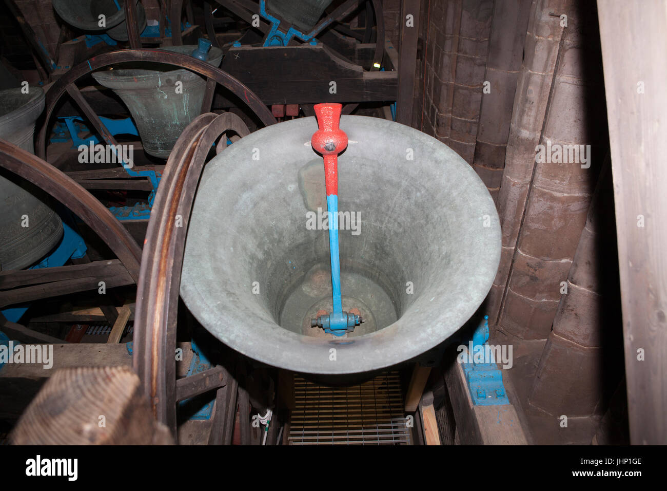 Der Turm enthält einen Ring von 12 Glocken, plus 3 Halbton Glocken und ...