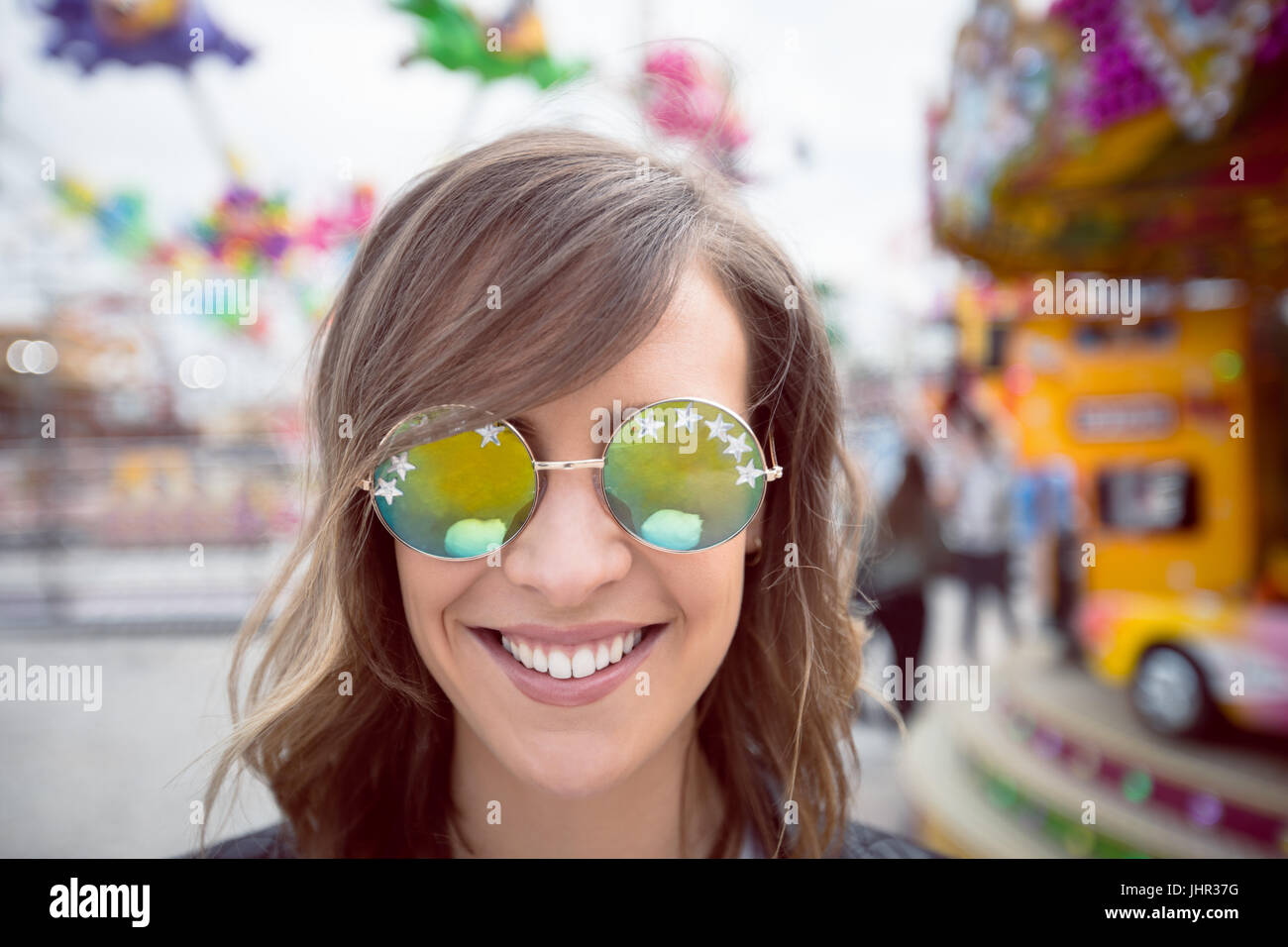 Schöne frau stehend -Fotos und -Bildmaterial in hoher Auflösung – Alamy