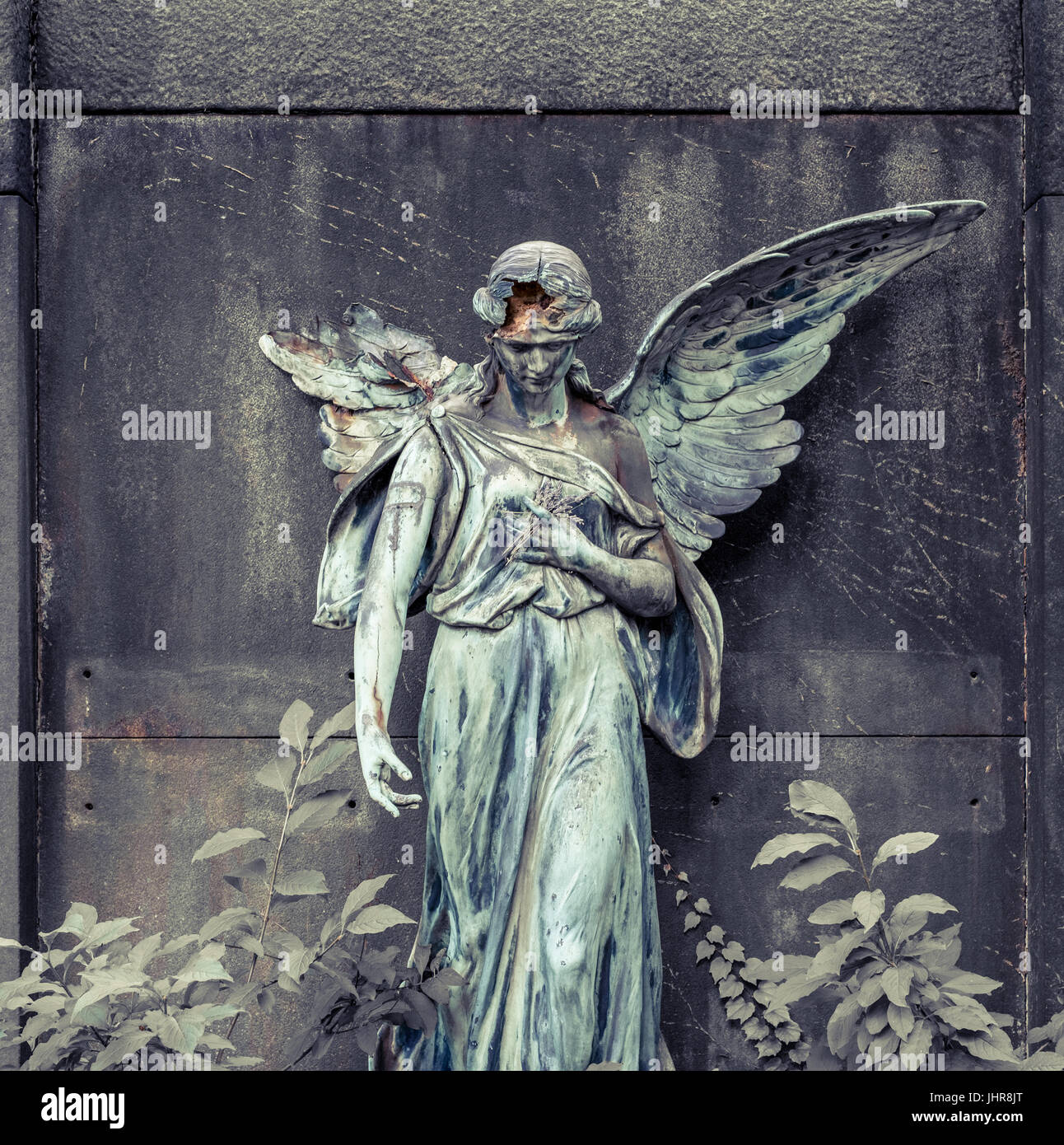 beschädigte Skulptur einer weiblichen Engel Statue am Friedhof ...