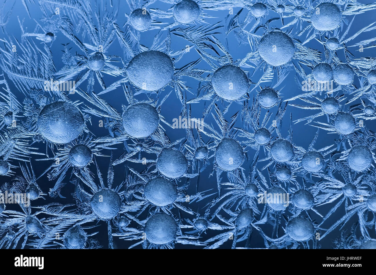 Frost blumen auf einem fenster -Fotos und -Bildmaterial in hoher ...