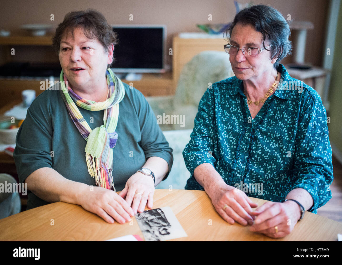 Berlin, Deutschland. 16. Mai 2017. Karla Popp (l), Tochter von Spanien ...