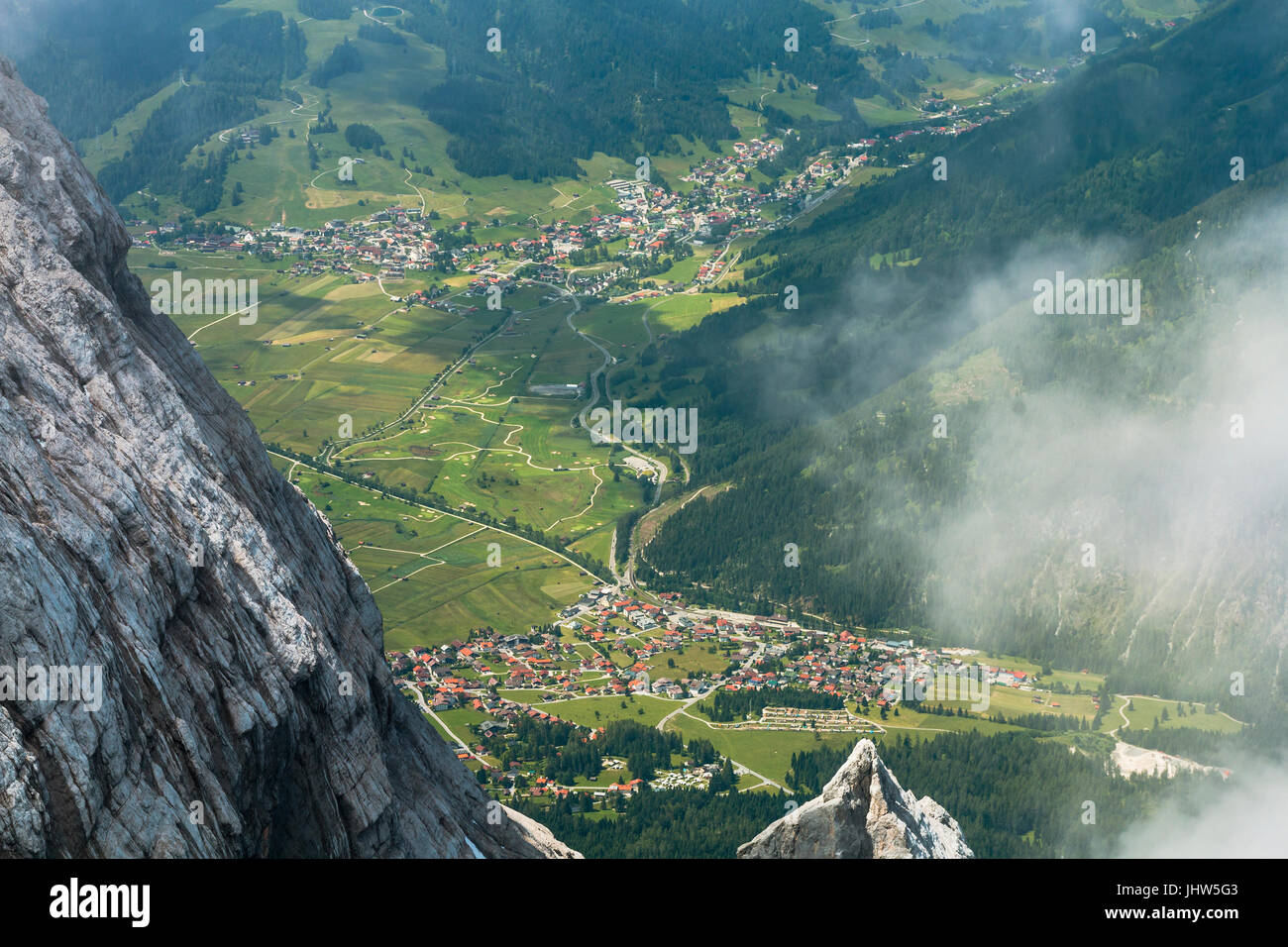 Die Dörfer Ehrwald und Lermoos in Tirol von der Zugspitze zu sehen ...