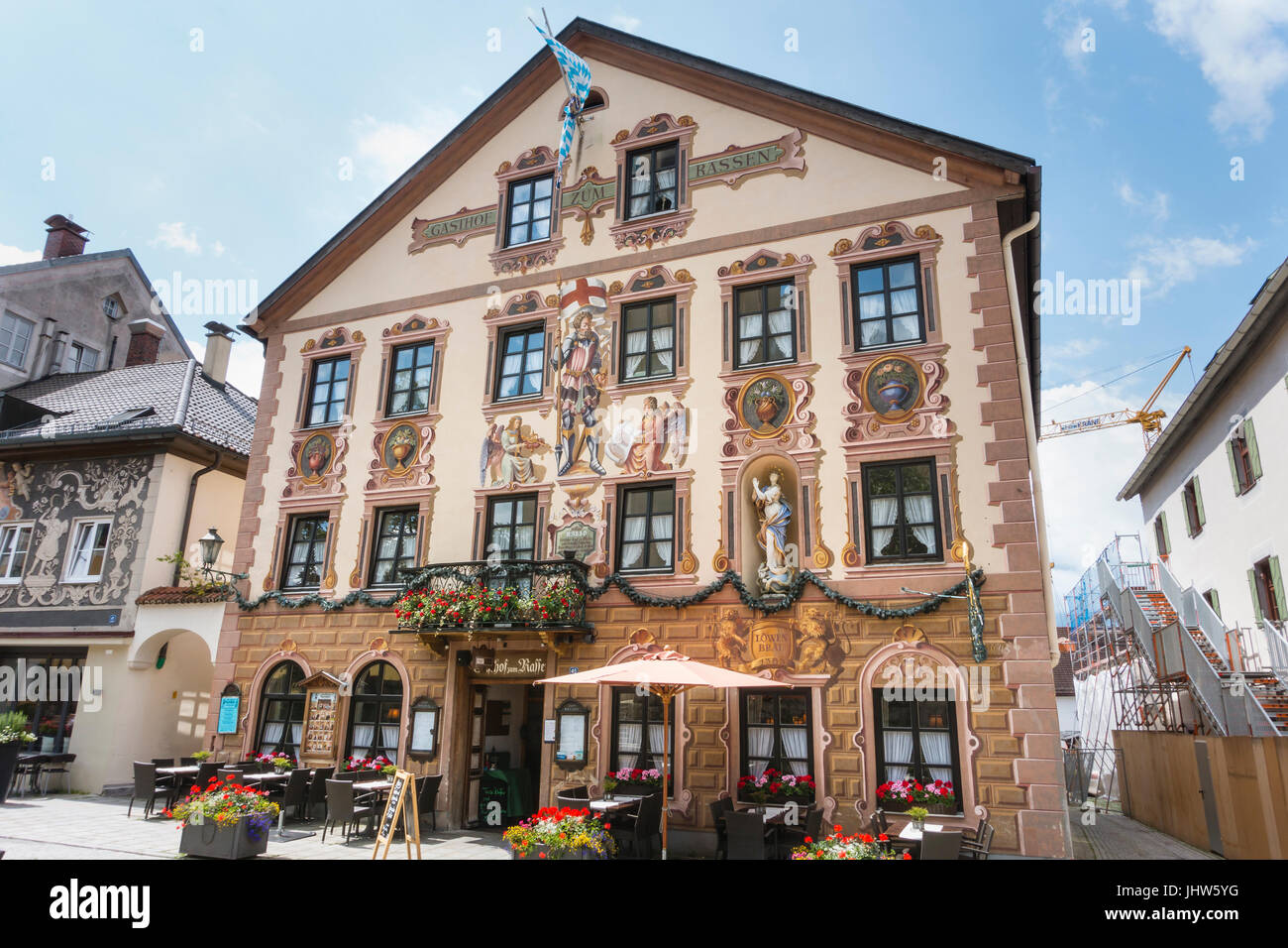 GARMISCH - Juli 6: Historische gestrichene Gebäude der Gasthof Zum ...