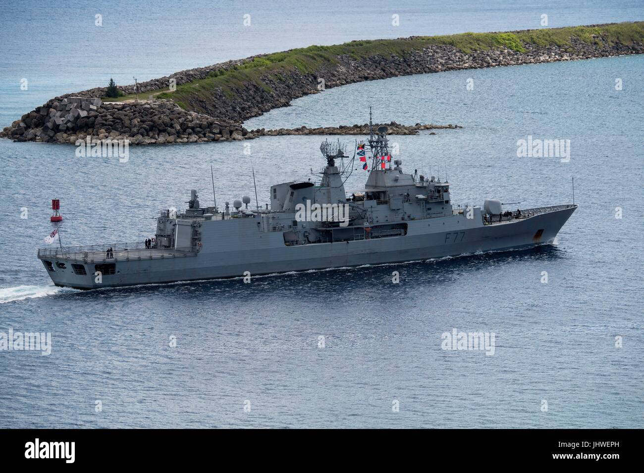 Die Royal New Zealand Navy Anzac-Klasse Fregatte zieht HMNZS Te Kaha in ...