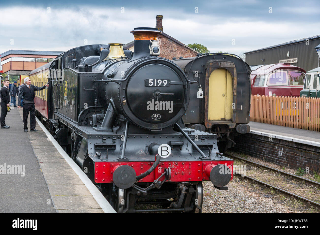 Ex-GWR loco 5199 bekommt das "Token" am Williton Bahnhof auf einen Zug ...