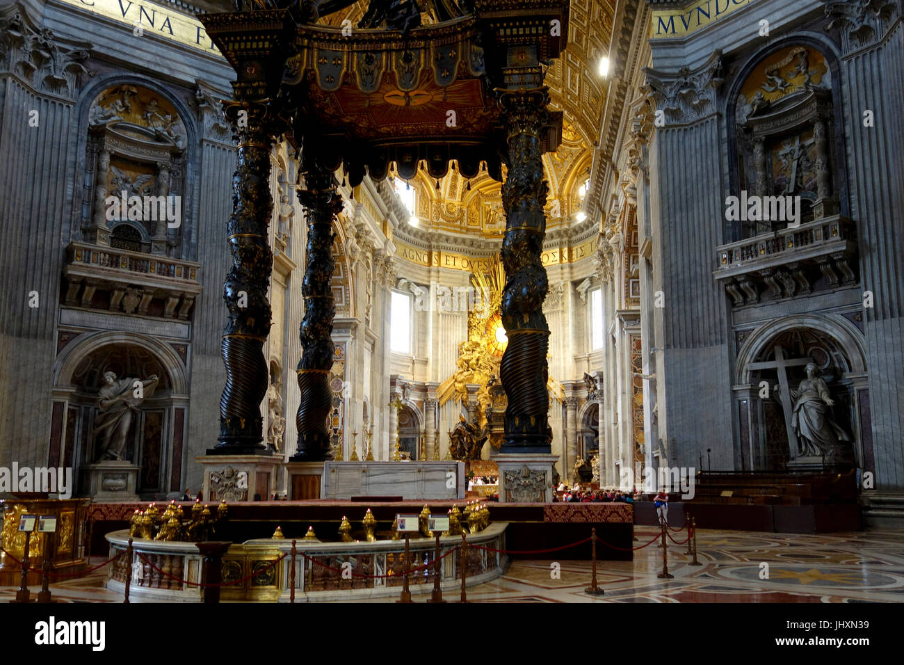 St peter's basilica interior detail -Fotos und -Bildmaterial in hoher ...
