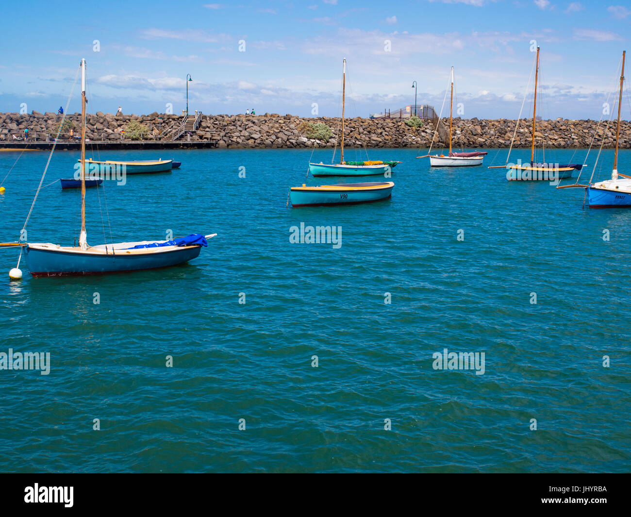Kleine boote im wasser -Fotos und -Bildmaterial in hoher Auflösung – Alamy