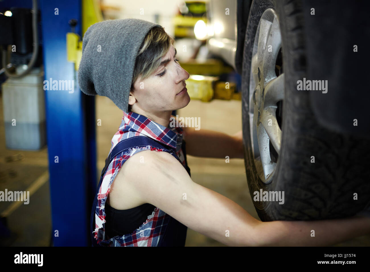 Mechanical maintenance technician -Fotos und -Bildmaterial in hoher ...