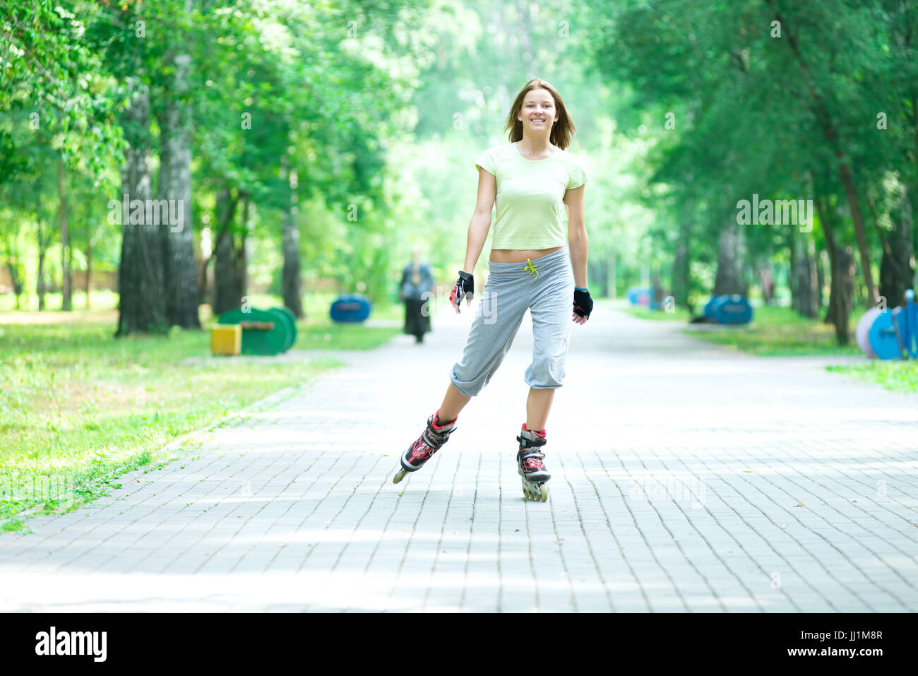 Rollerbladen Frau Inline Skating Stockfotos und -bilder Kaufen - Alamy