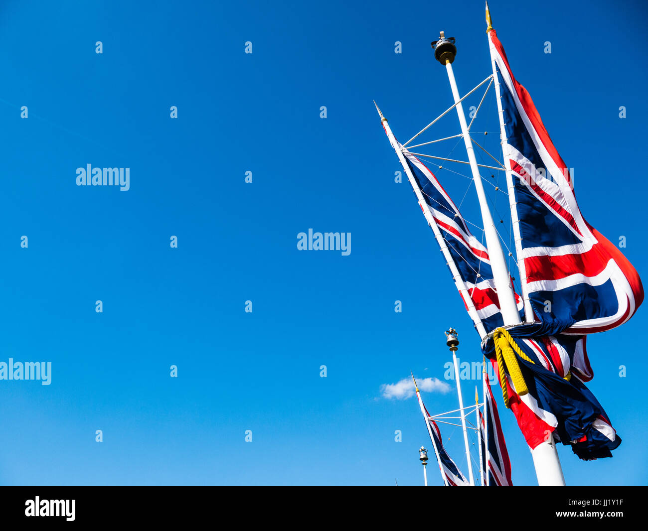Union Jack-Flaggen, Queen Victoria Memorial, Buckingham Palace, London ...