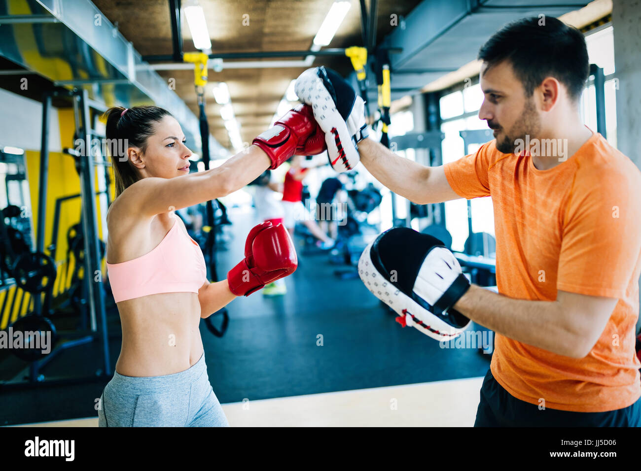 Junge boxerin mit trainer -Fotos und -Bildmaterial in hoher Auflösung ...
