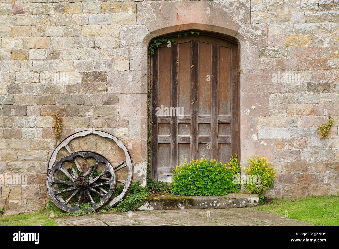 Wood wooden wagon wheels -Fotos und -Bildmaterial in hoher Auflösung ...